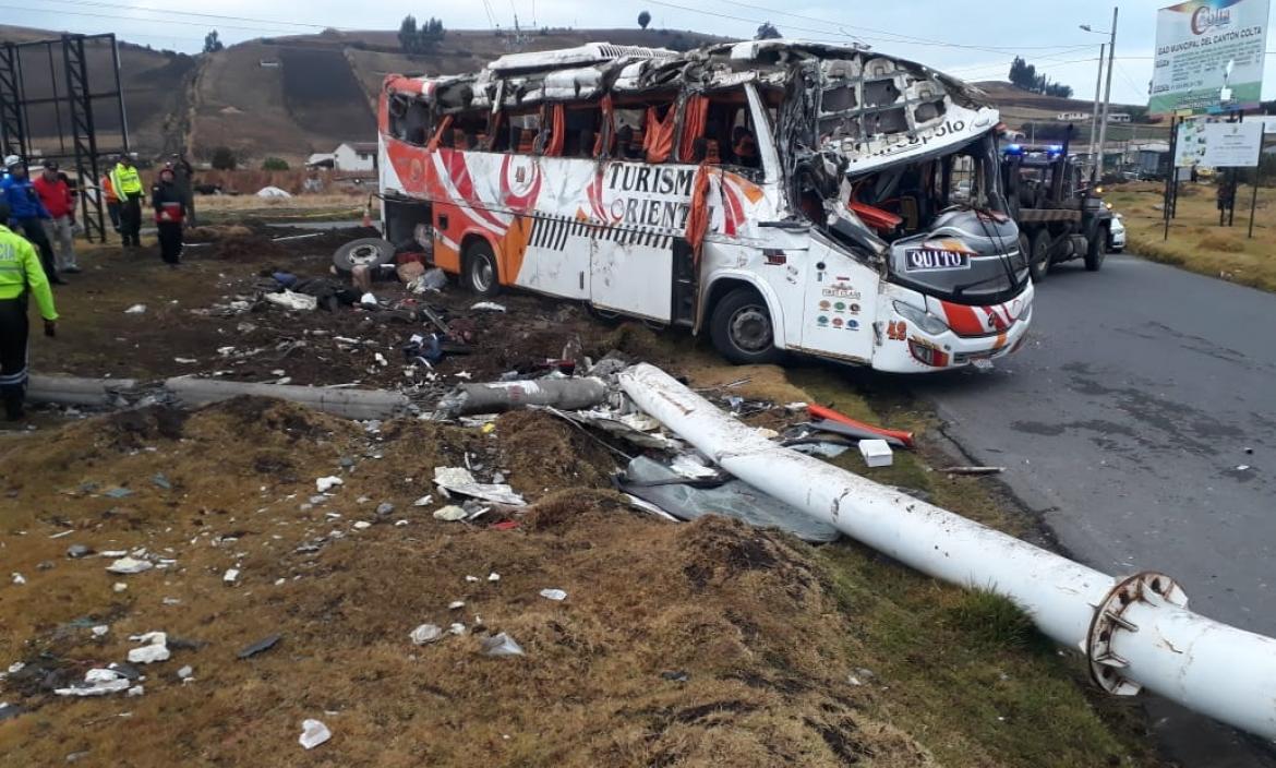 Cinco Muertos Y 27 Heridos Tras Accidente De Autobús En Colta