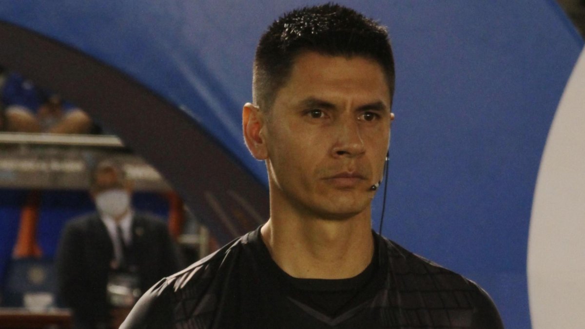 Luis Quiroz, el árbitro de la primera final, se caracteriza por ser ...