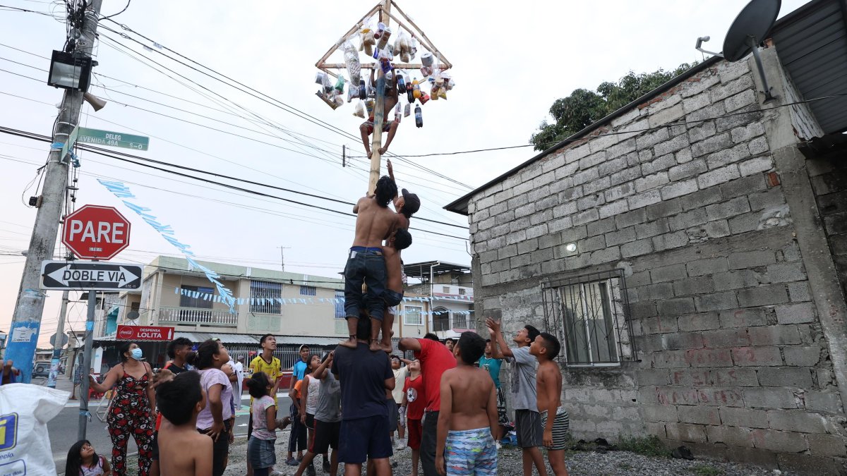 El suburbio de Guayaquil revive el palo ensebado