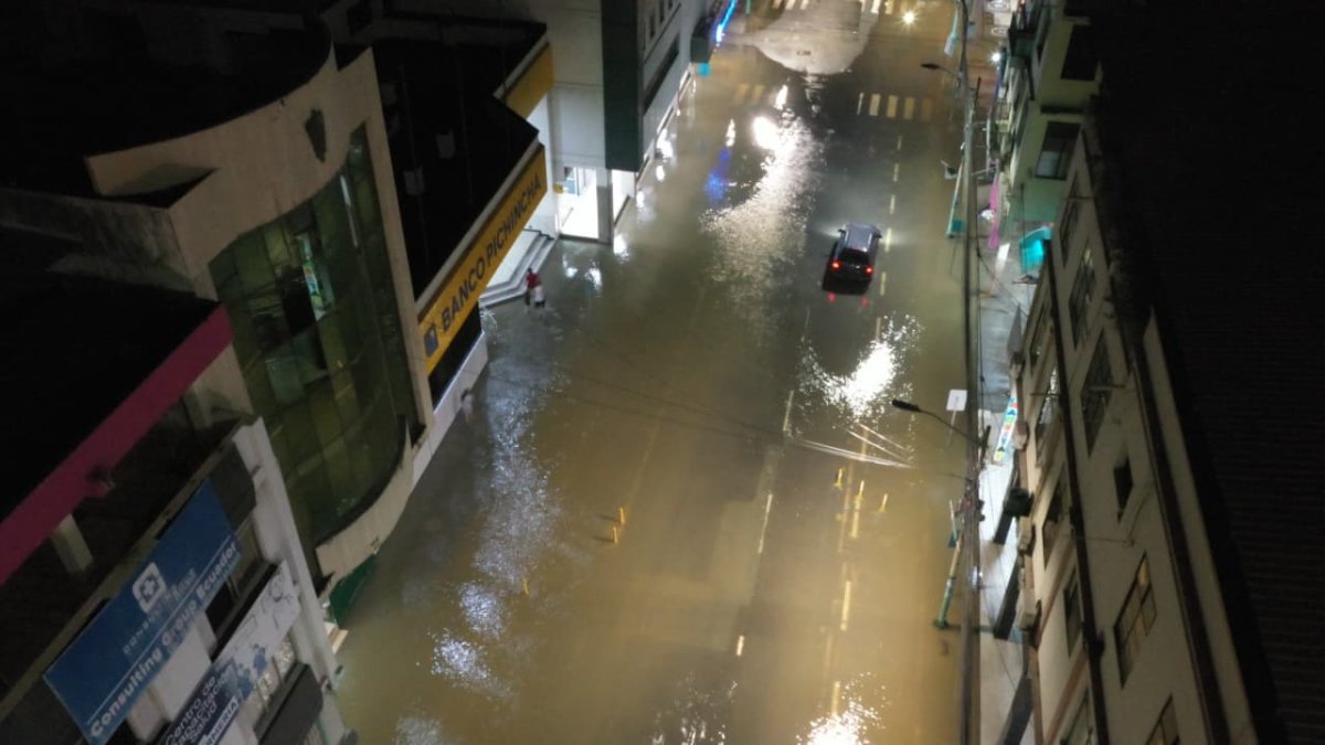 Alerta roja en Milagro: dramáticas fotos de inundaciones y vías cerradas
