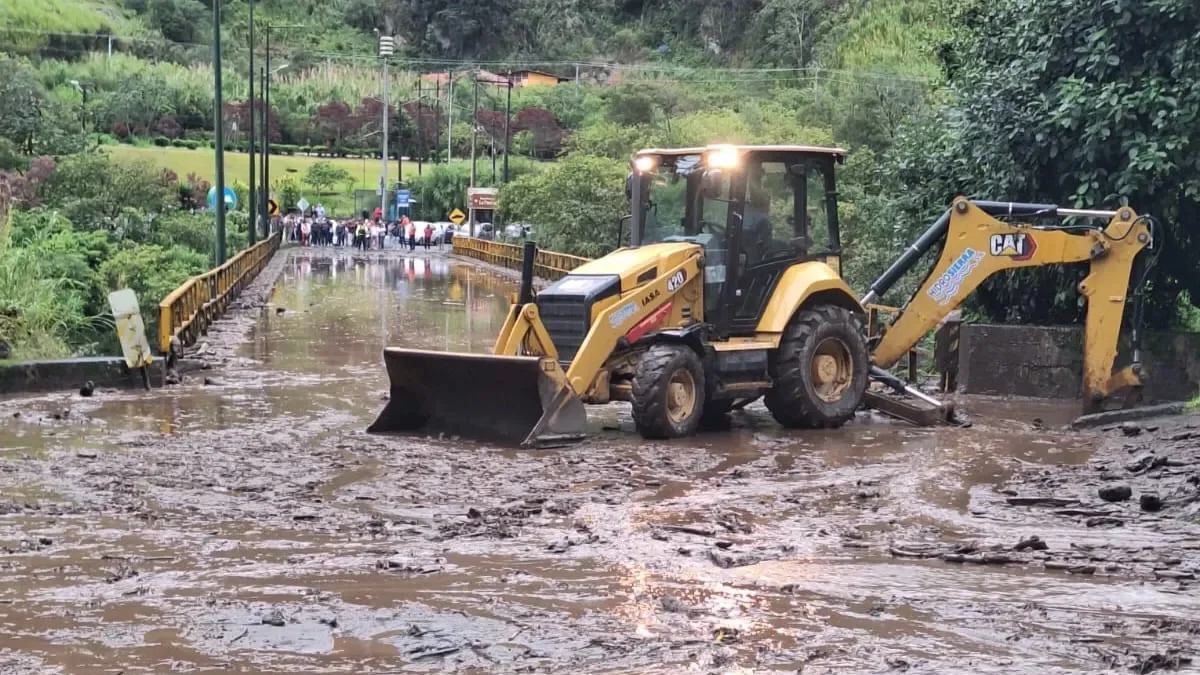 Vía Baños-Puyo cerrada parcialmente por deslizamiento: lodo y piedras ...