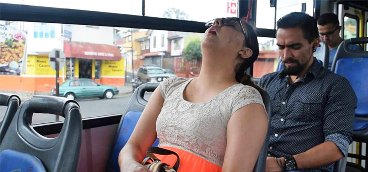 'Pegarte una ruca' en el bus, abrazar y escupir por gusto y más: costumbres a evitar en tiempos ...