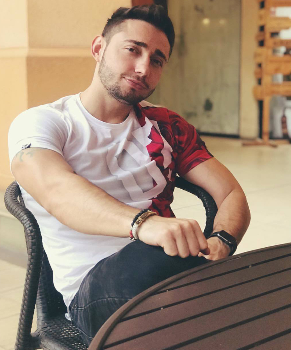 Blasty le da un beso a presentador de farándula y se vuelve viral en redes