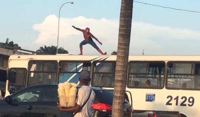 ¡Un Spiderman ‘busetero’ anda suelto en Guayaquil!