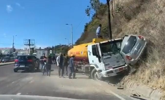 Video capta la fuga de conductor tras choque en Quito