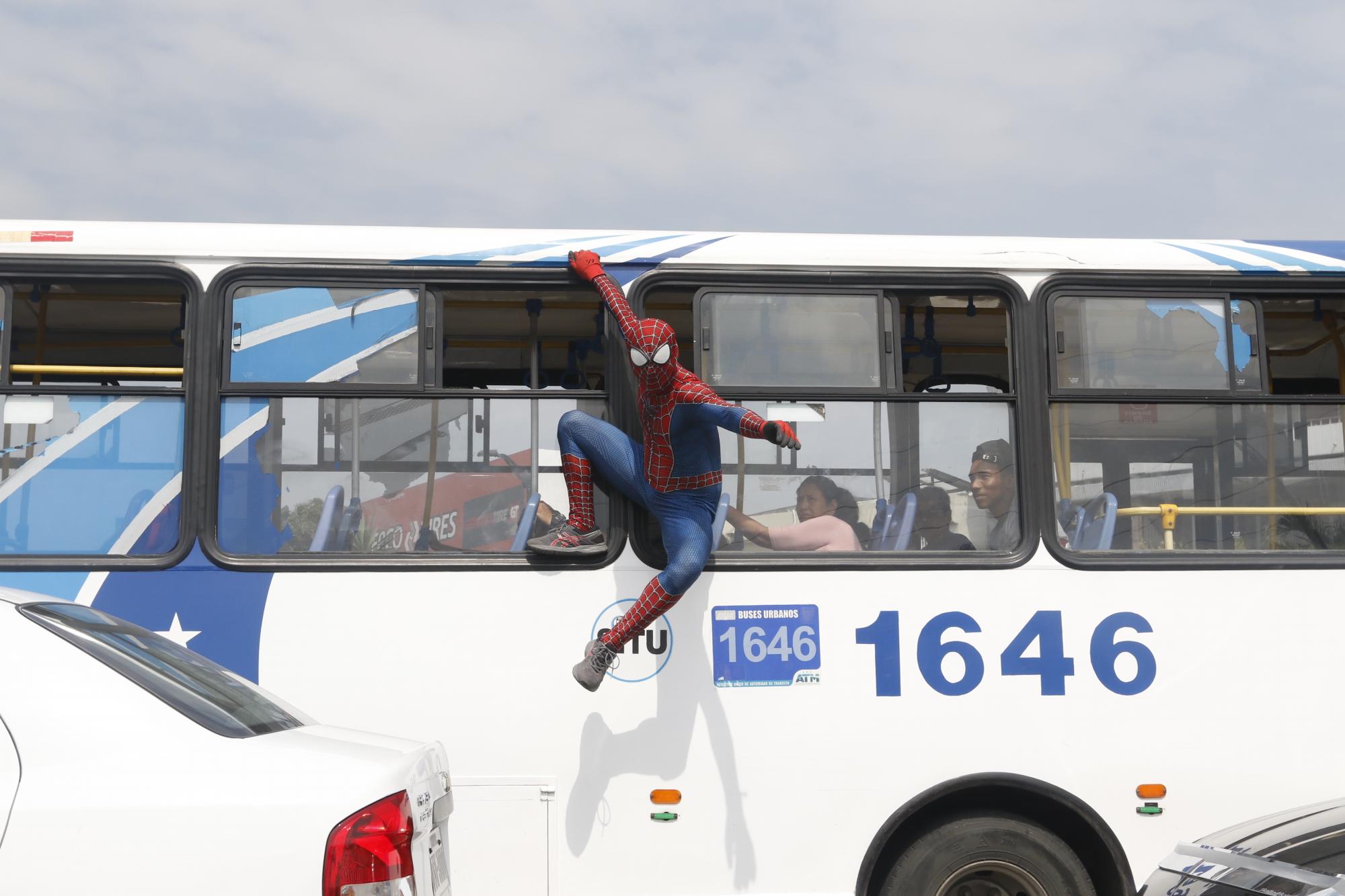 ¿Quién es el Spider-Man que hace piruetas en los buses de Guayaquil?