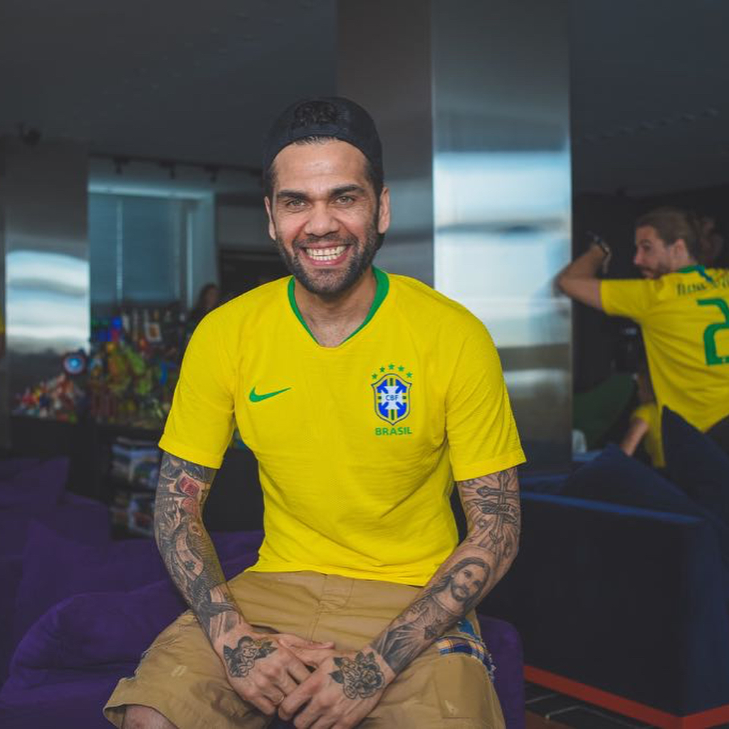 Vídeos muestran Dani Alves bailando y usando tacones