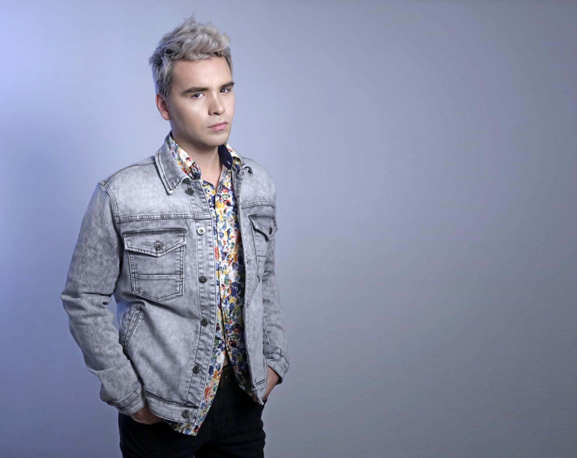 Renzo le pone color a su vida