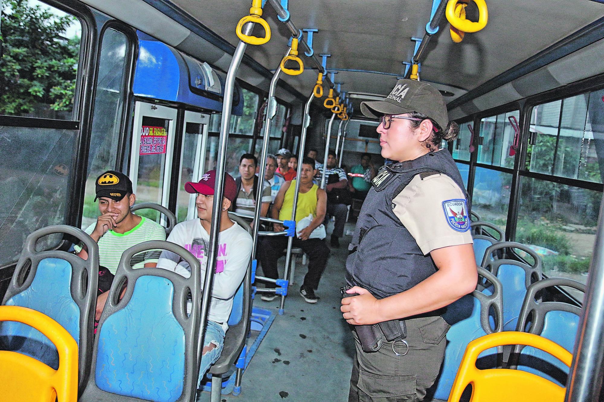 Los ‘polis’ se suben a los buses