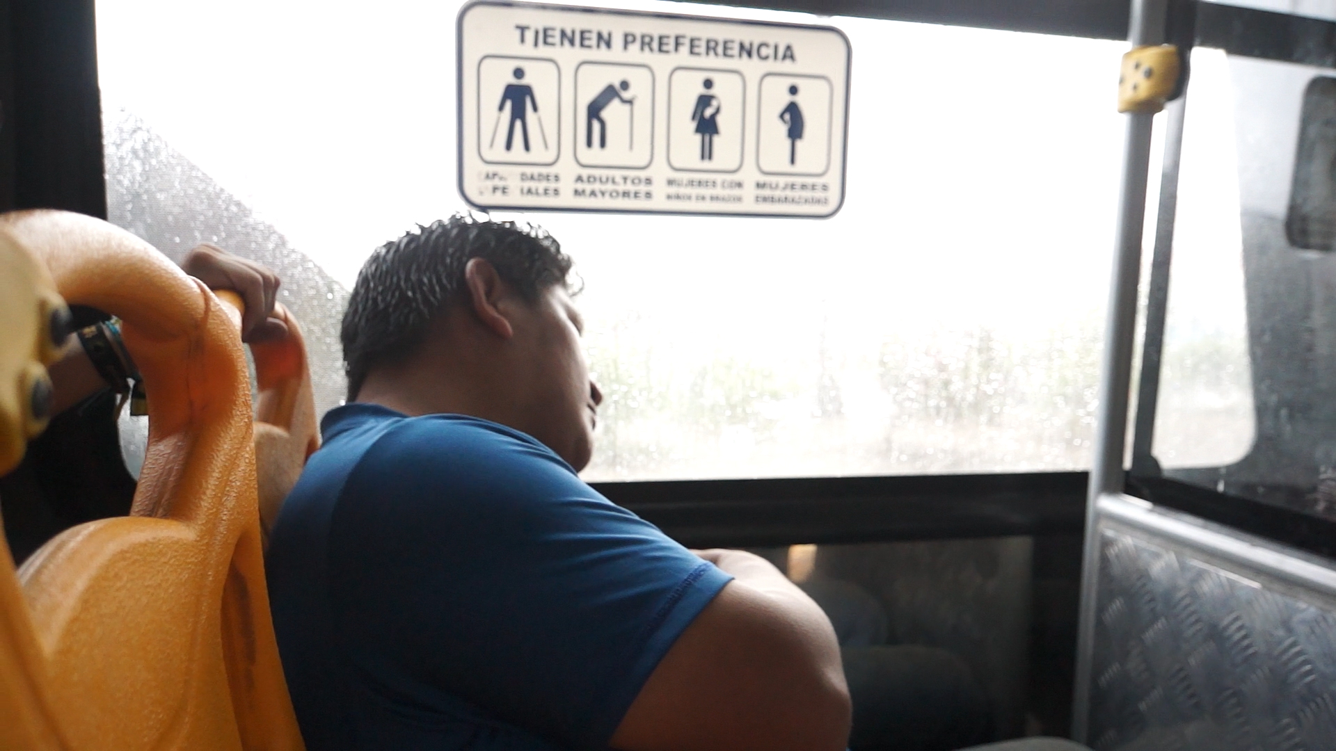 ¿Se respetan los asientos preferenciales en los buses de Guayaquil?