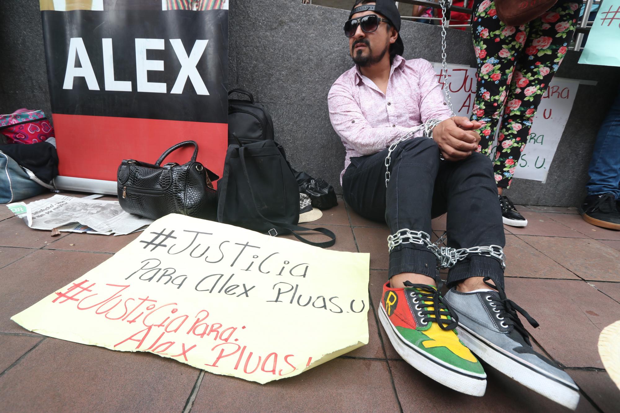 Actor Álex Plúas se encadenó afuera de la Corte del Guayas
