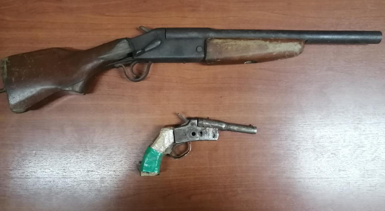 ¡Se paseaban con un revólver y una escopeta artesanales!