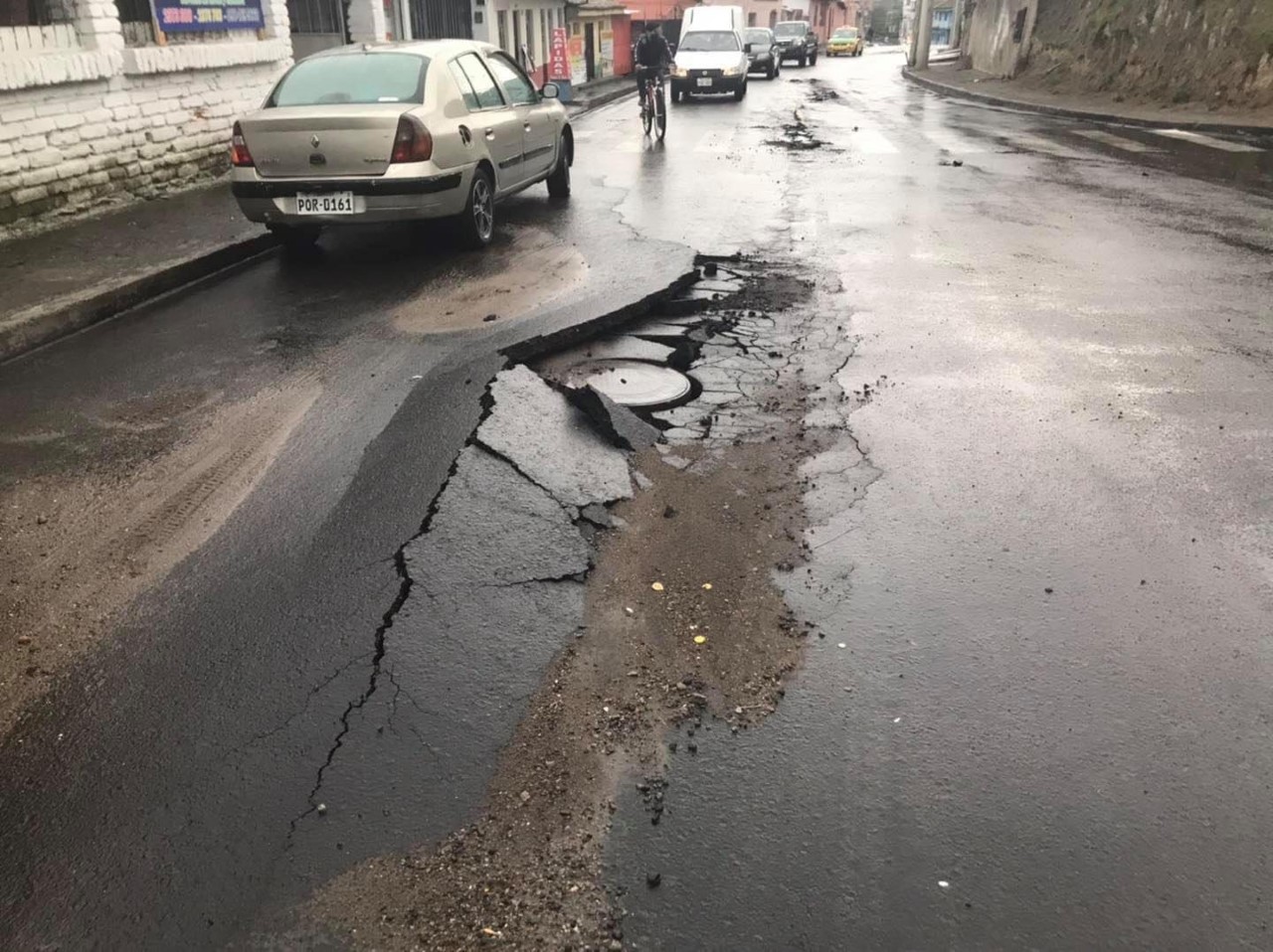 Lluvia y tubería rotas dejan intransitables las calles de Tumbaco