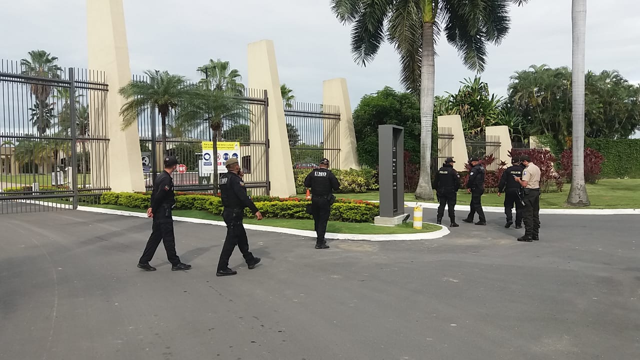 Con resguardo policial dan el último adiós al actor Efraín Ruales