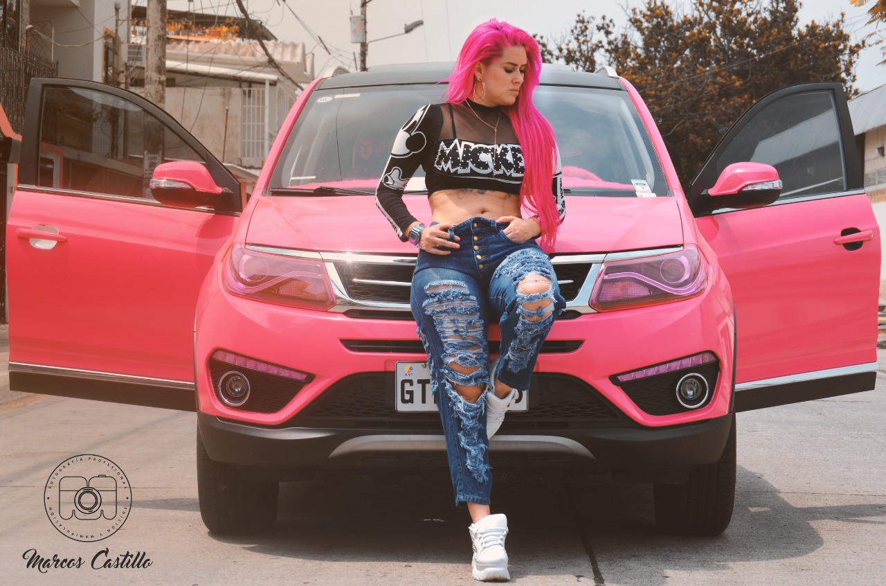 Zully Guillén: ¡‘Vacila’ su ‘fucsiamóvil’!