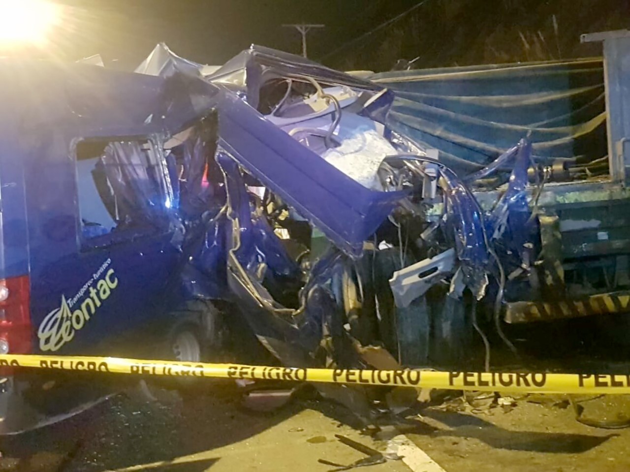 Tres pasajeros muertos en un choque en Cañar