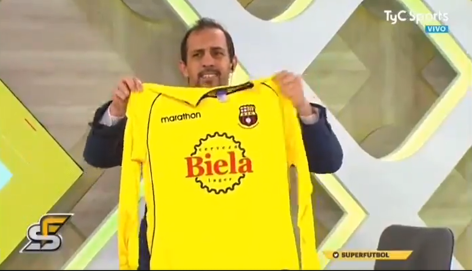 ¡José Chatruc apareció en un programa argentino con una camiseta de ...