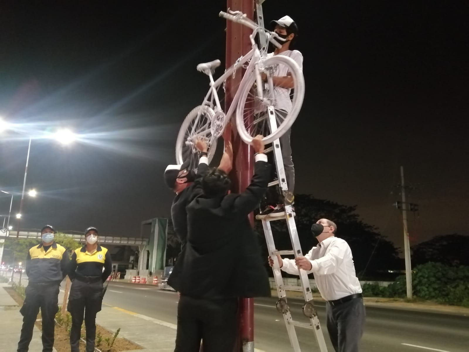 Colocaron una bicicleta blanca donde ocurrió el fallecimiento del ...
