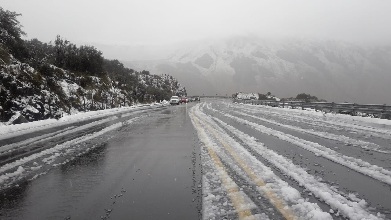 ¡Achachay! ¡Cayó nieve en la vía Papallacta!