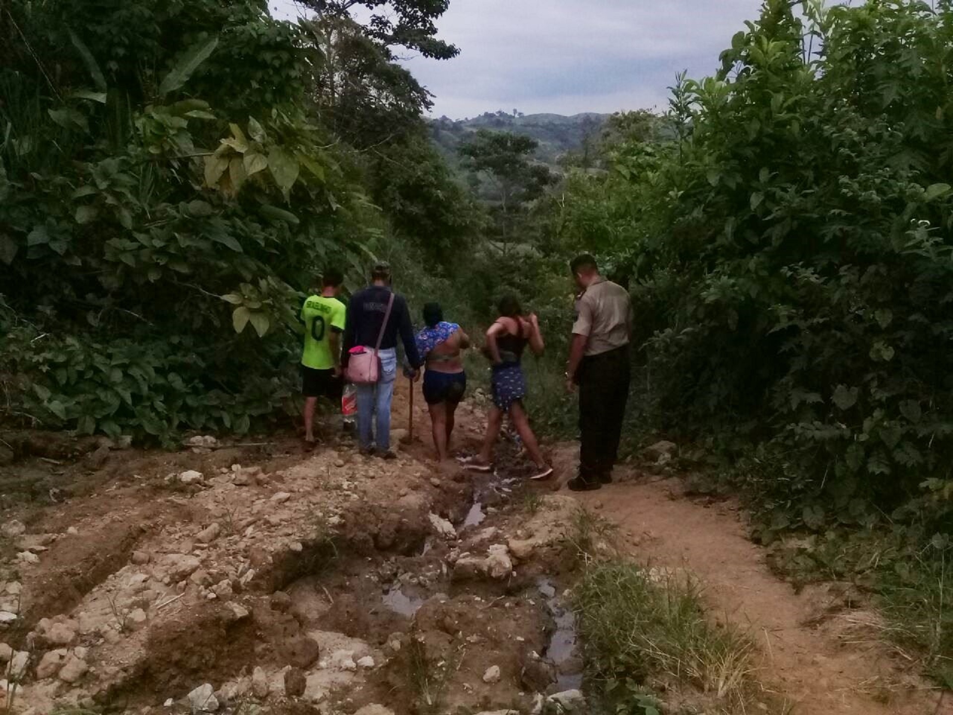 Maniatan y 'chorean' a turistas al llegar a la cascada Salto de Oro