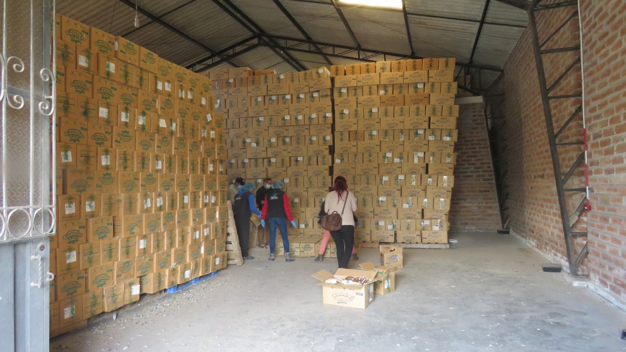 Un millón de galletas caducadas en bodega de Riobamba