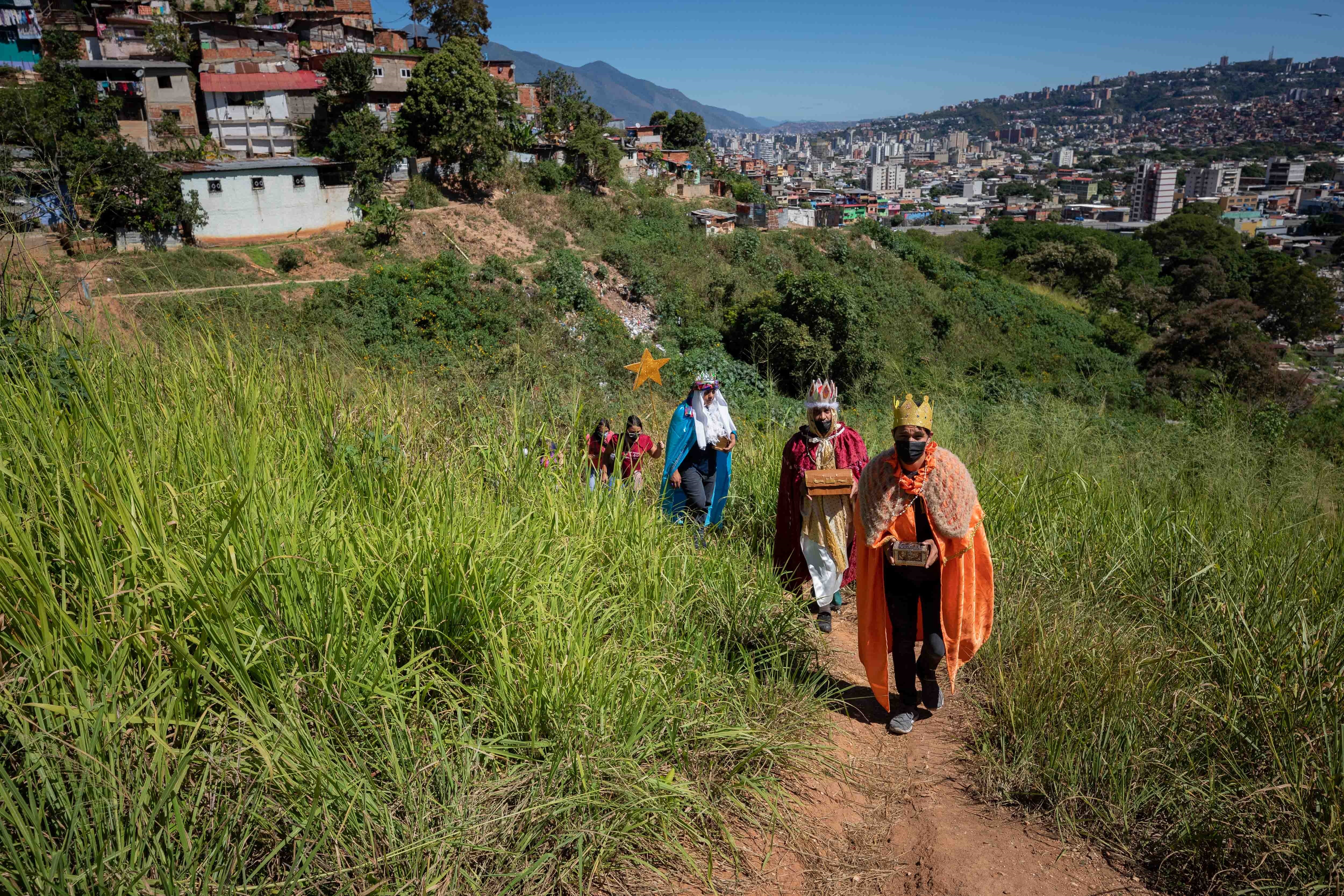 Un cementerio, la travesía de los Reyes Magos venezolanos para llevar ...