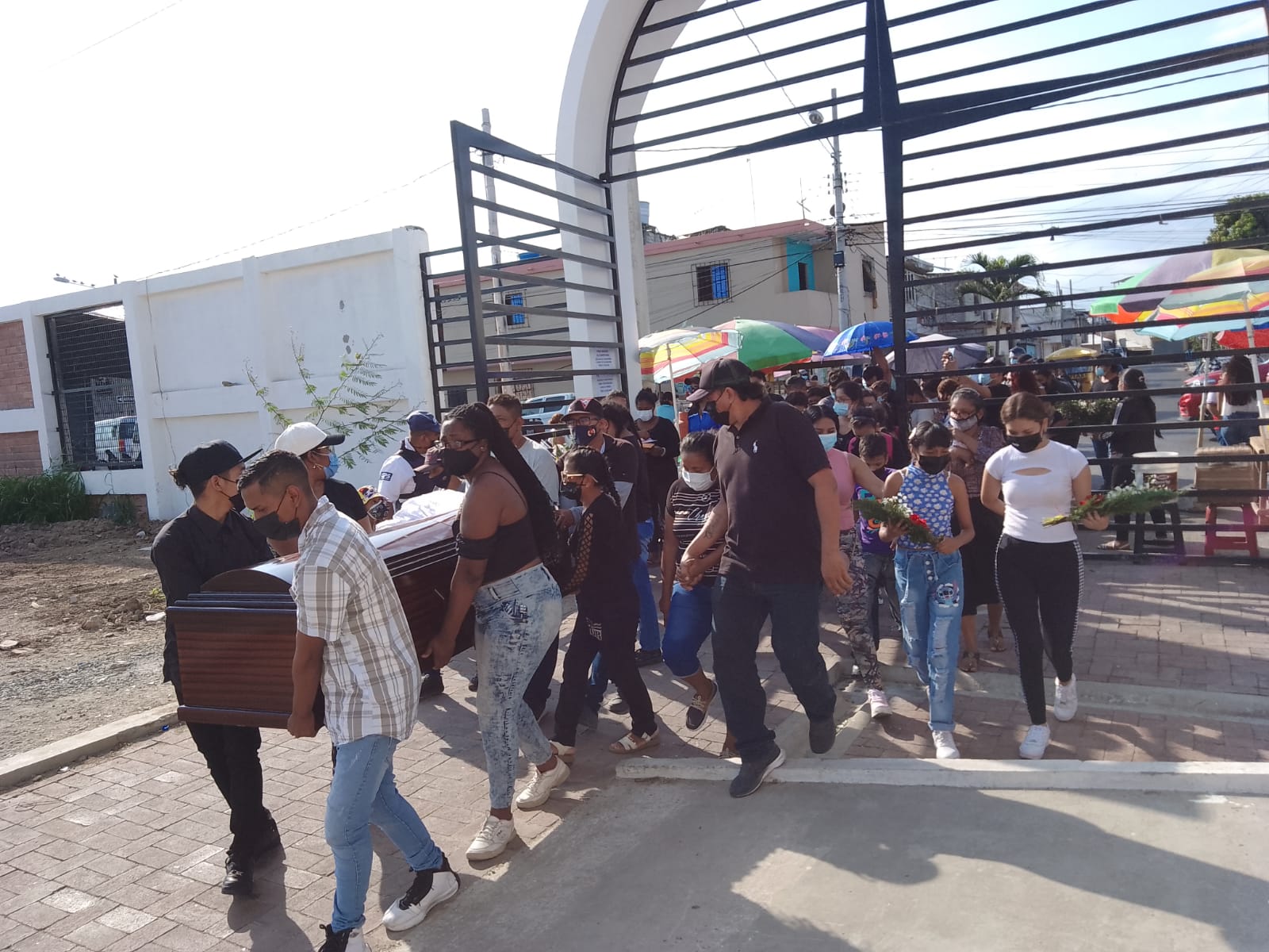 Un 'Ángel' recibe las almas entre el dolor y el riesgo en Guayaquil