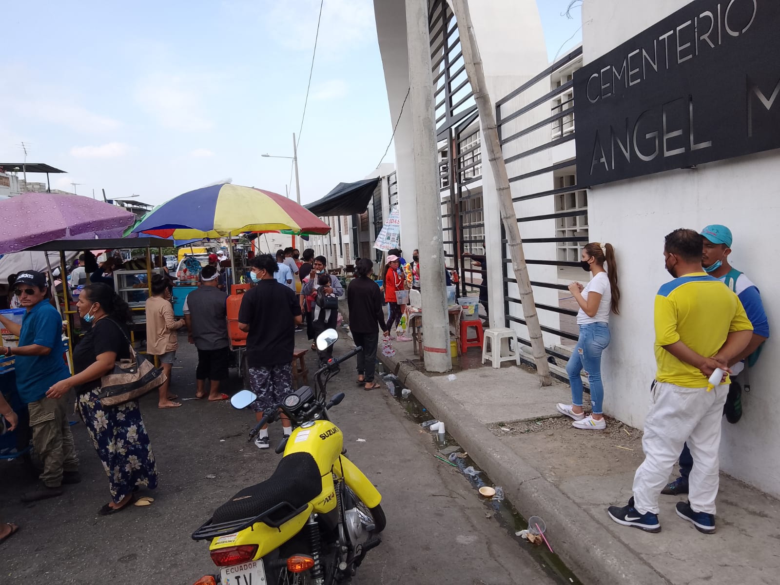 Un 'Ángel' recibe las almas entre el dolor y el riesgo en Guayaquil