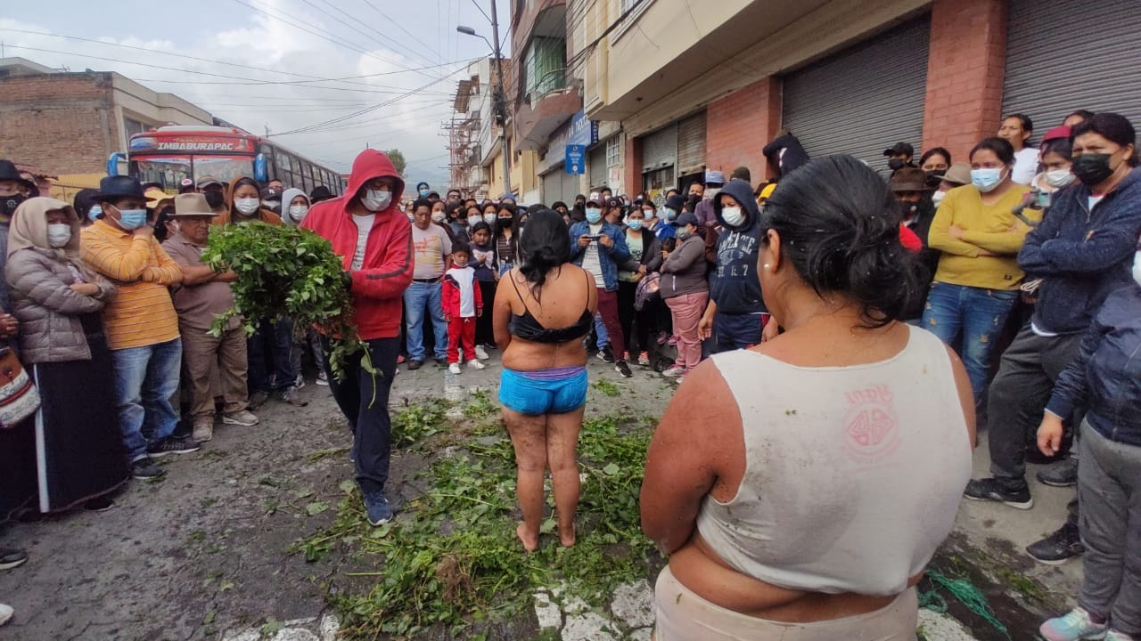 Otavalo: Castigo indígena para dos mujeres 'pescadas' en pleno robo
