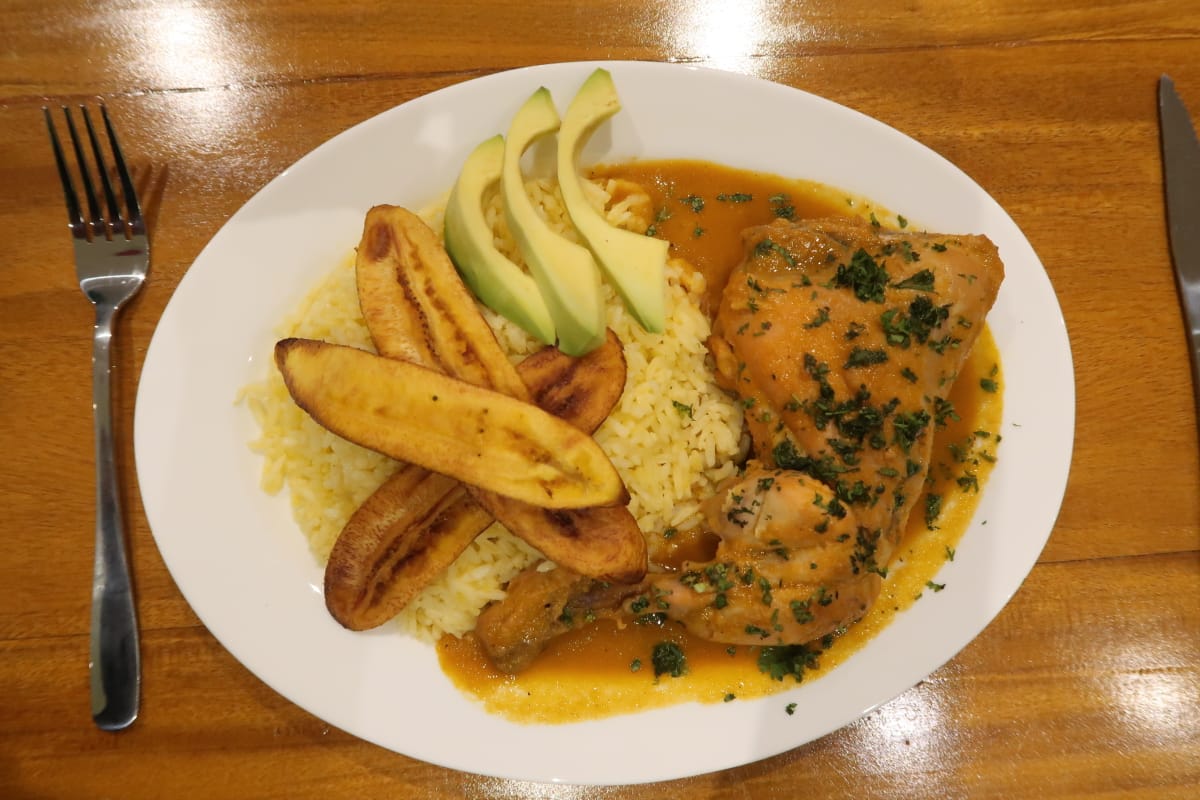 Seco de pollo, una receta buena, bonita y barata