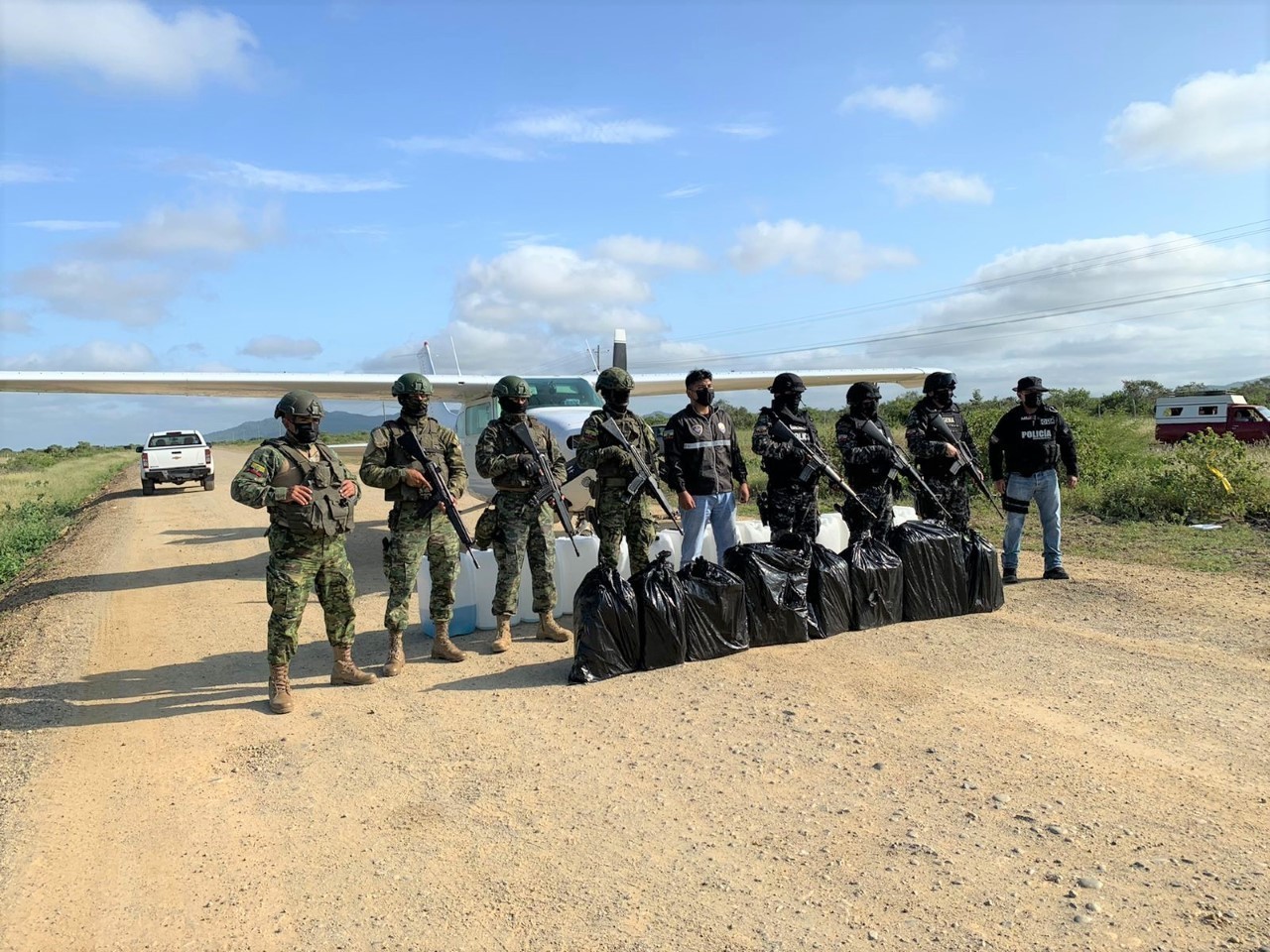 Santa Elena: ¡Aterrizaron por combustible!