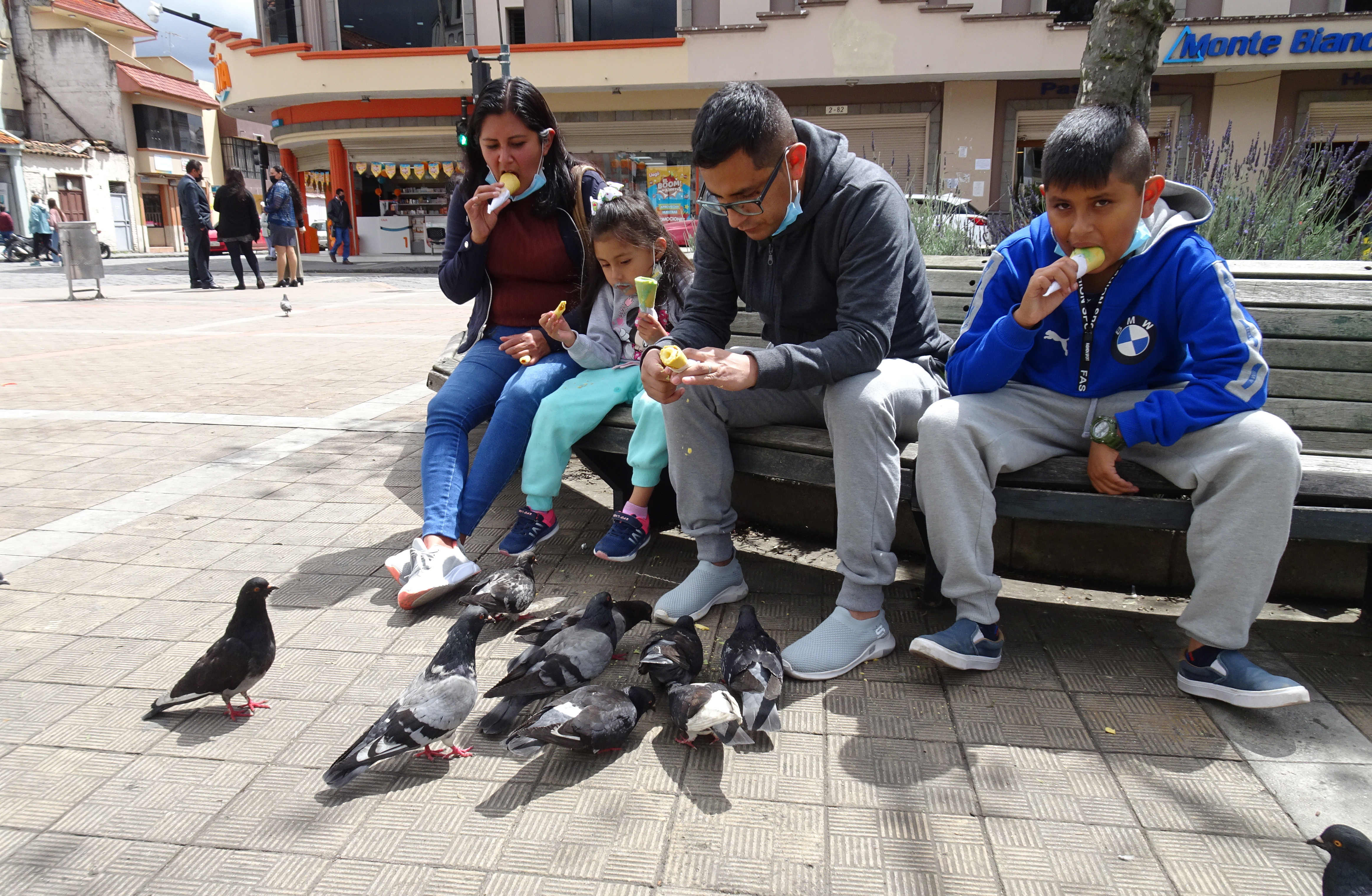 Turistas disfrutaron con o sin mascarillas durante feriado