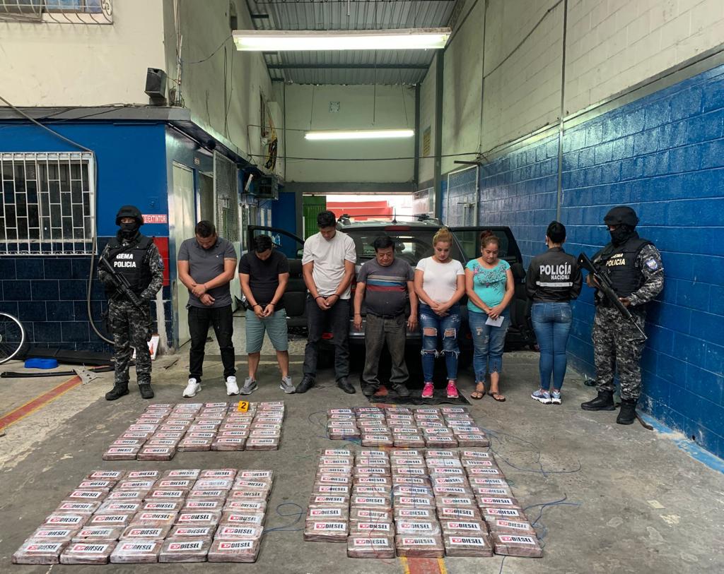 16 detenidos y más de 805 kilos de 'coca' y 34 de marihuana incautadas en Guayaquil