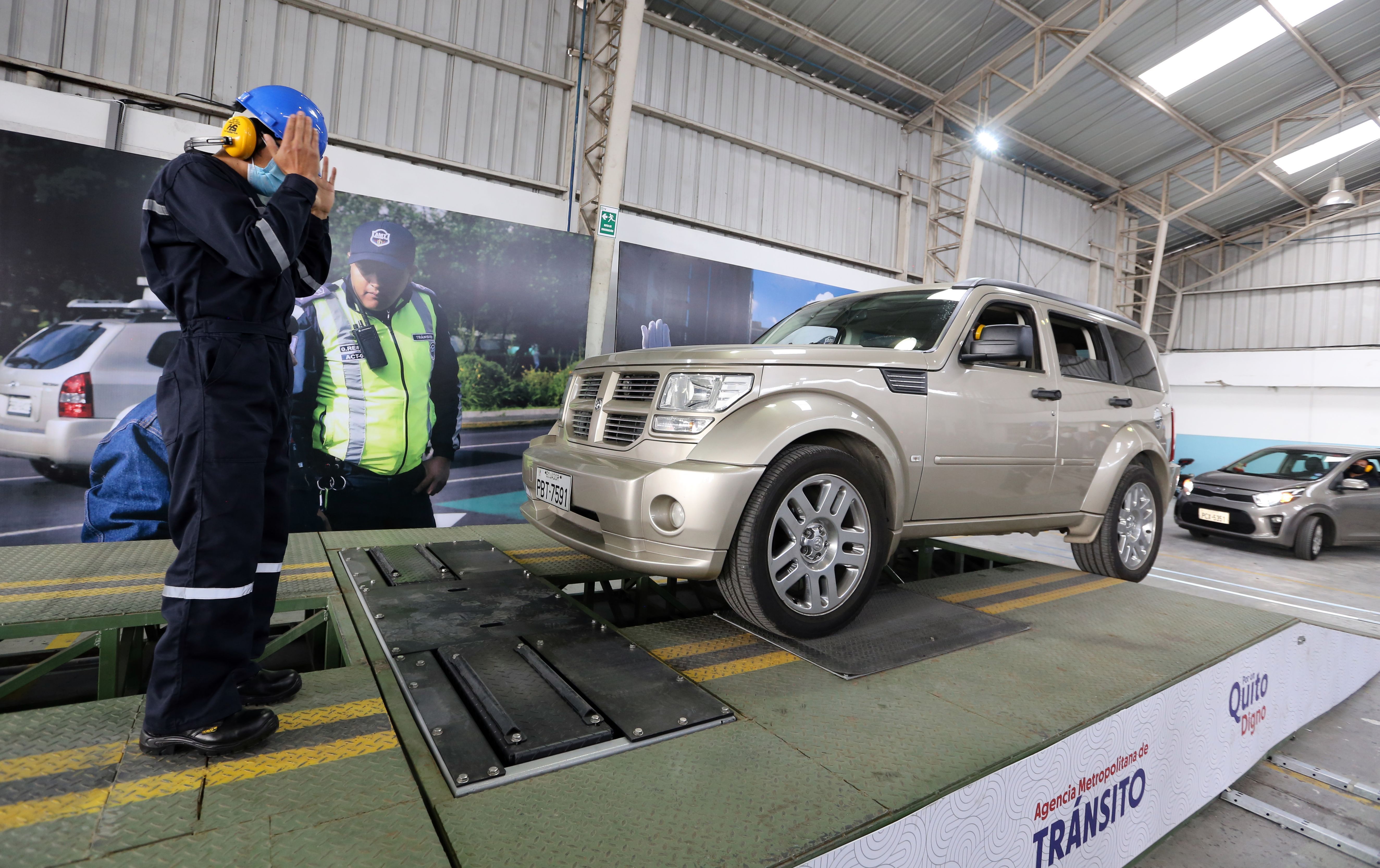‘Flojitas’ las filas en la revisión vehicular