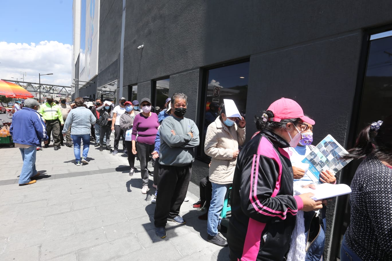 Quito: Más de 3 mil pacientes hicieron fila para un turno en el ...