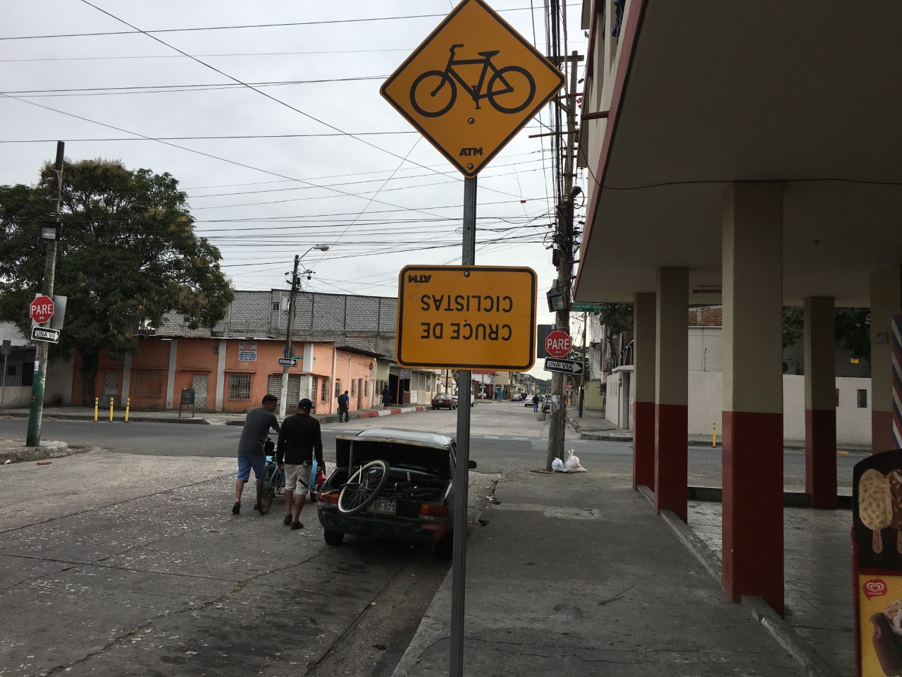 Letrero que advierte cruce de ciclistas lleva por lo menos dos meses al ...