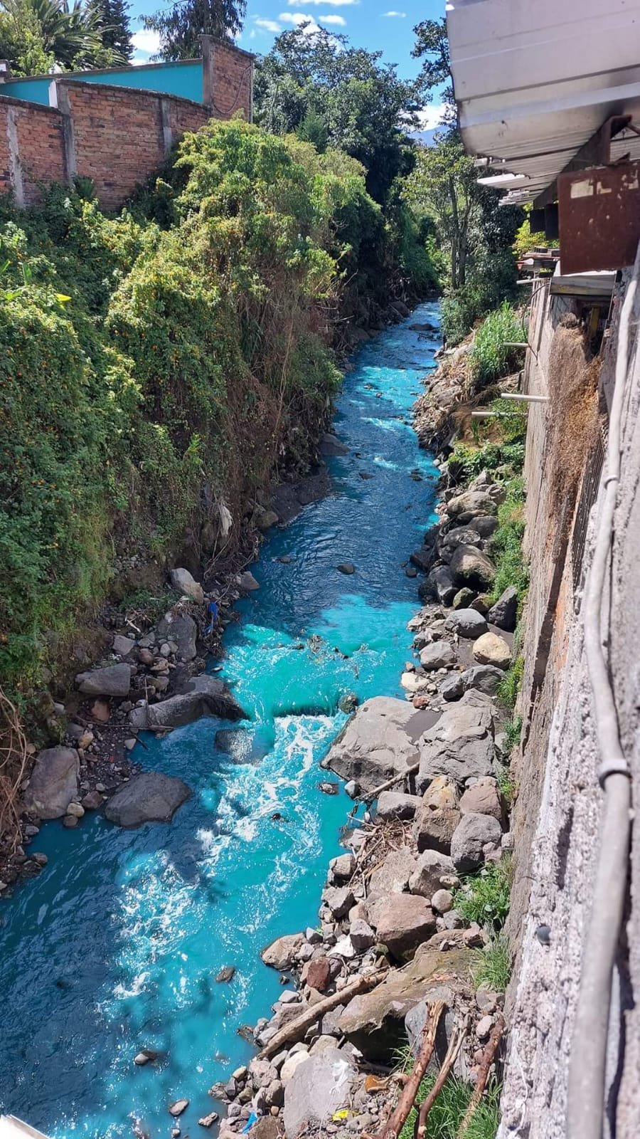 La contaminación pinta de colores el río San Nicolás