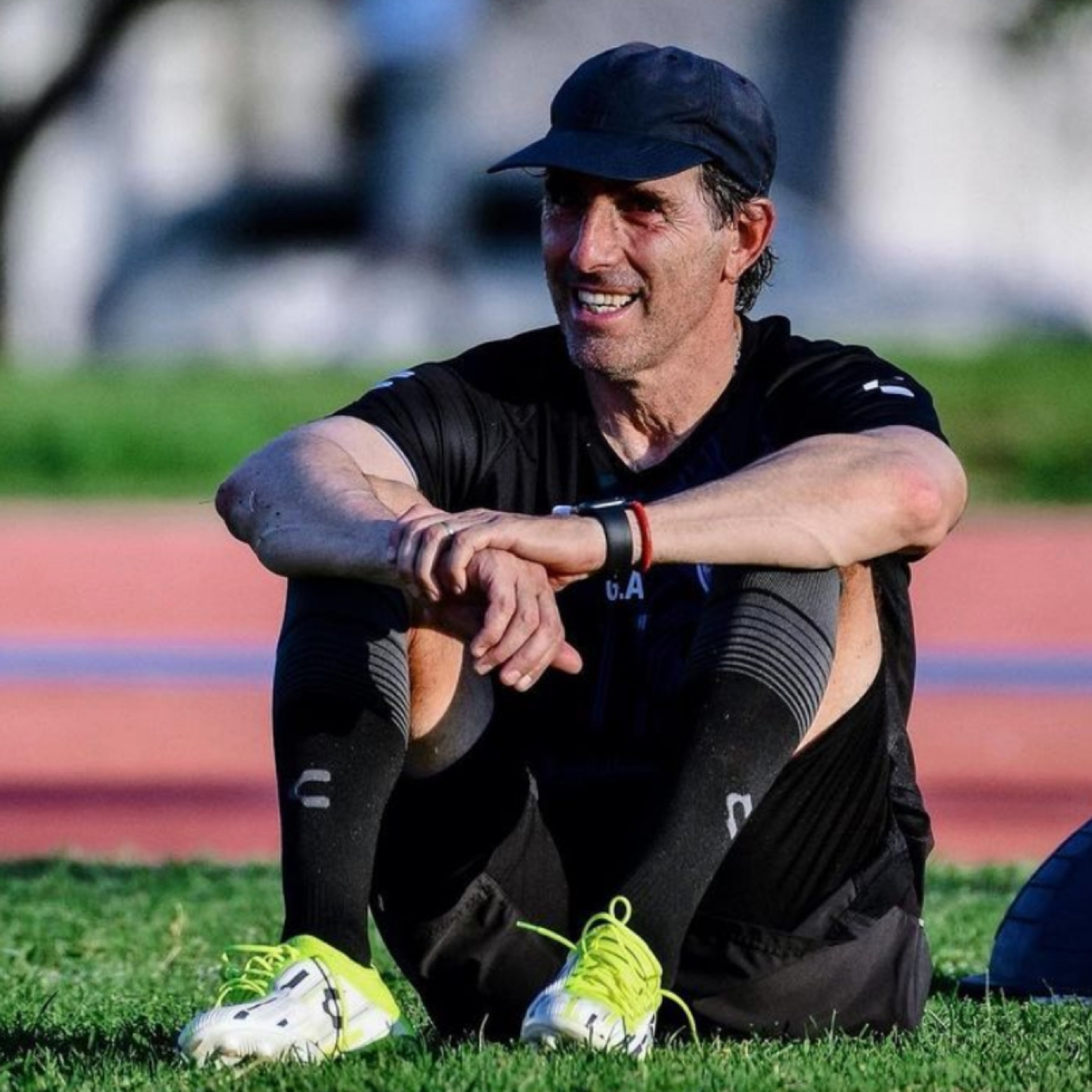 Guillermo Almada se lleva el Balón de Oro en México