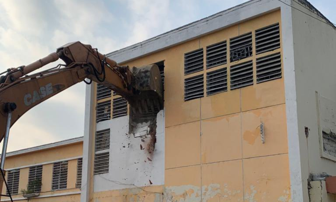 El Gobierno destruyó el pabellón consular de la 'Peni'