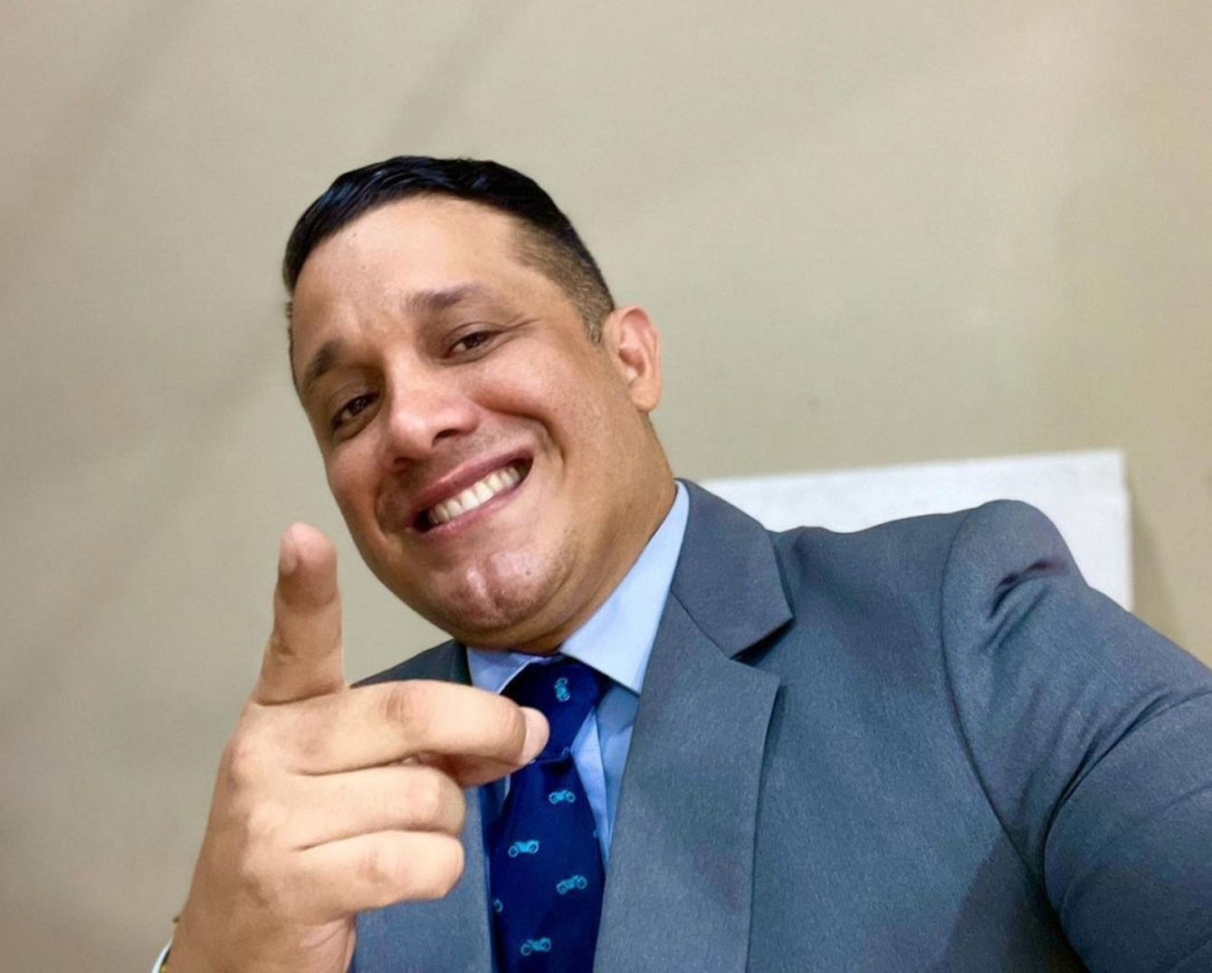 Aunque te duela: Presentadores se salvan de salir en 'cueros' a la ...
