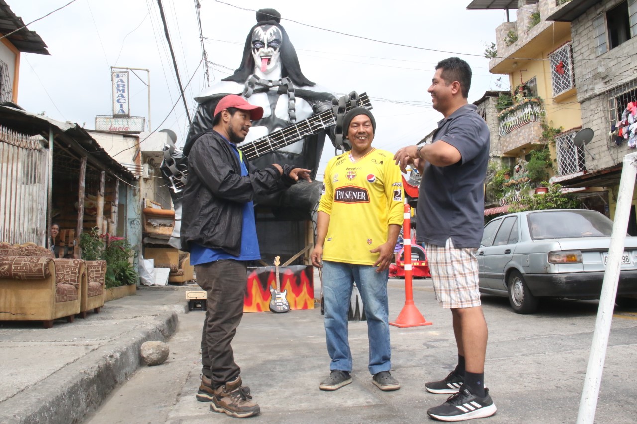 Primos guayaquileños son los creadores del monigote gigante de Kiss