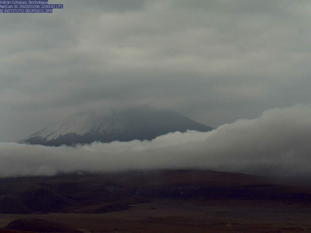 El Cotopaxi forma columna de gases de 2 kilómetros en los Andes de Ecuador