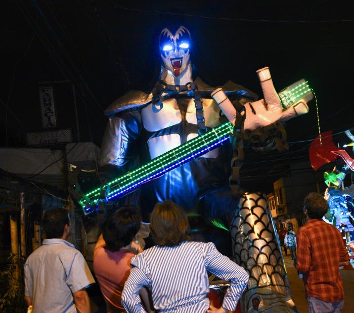 Ruta de los monigotes gigantes: la premiación de los 'años viejos ...