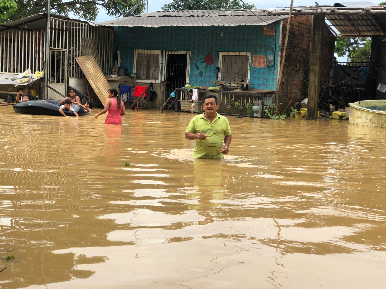En Los Ríos están Con el agua a la cintura y sin trabajo