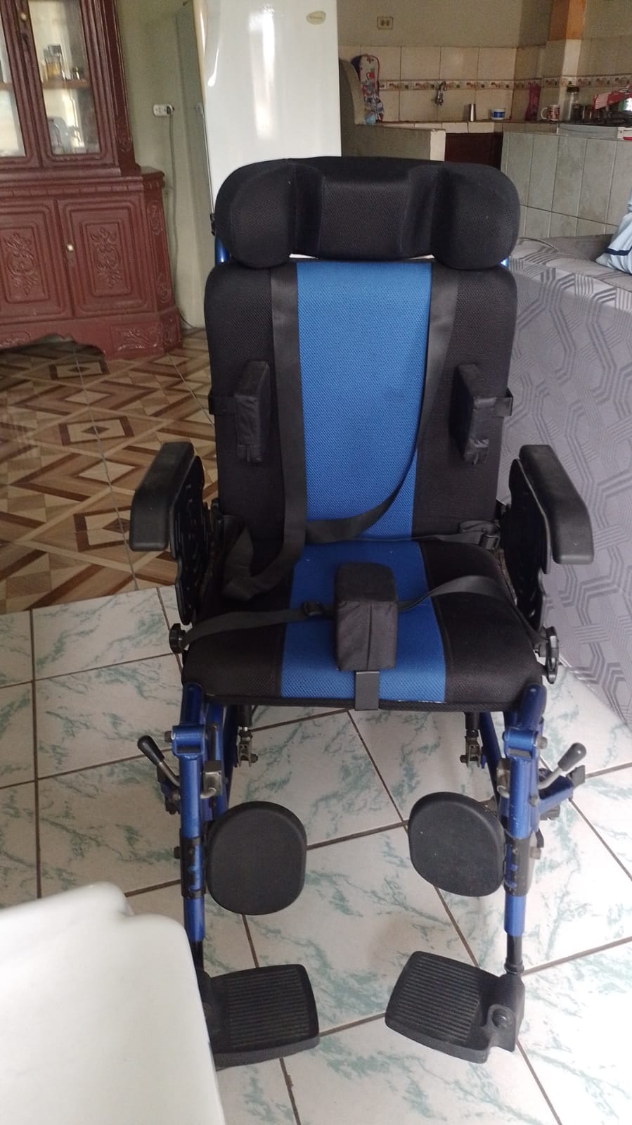 Lector donó silla de ruedas para adolescente con problemas para caminar