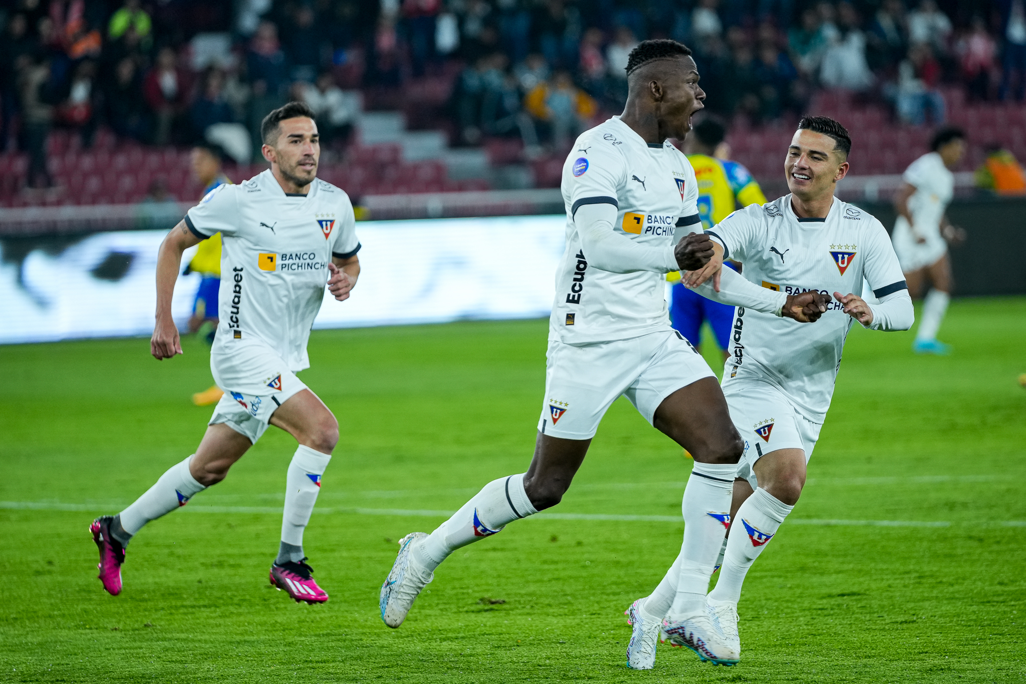 Luis Zubeldía feliz con el Tin en la goleada