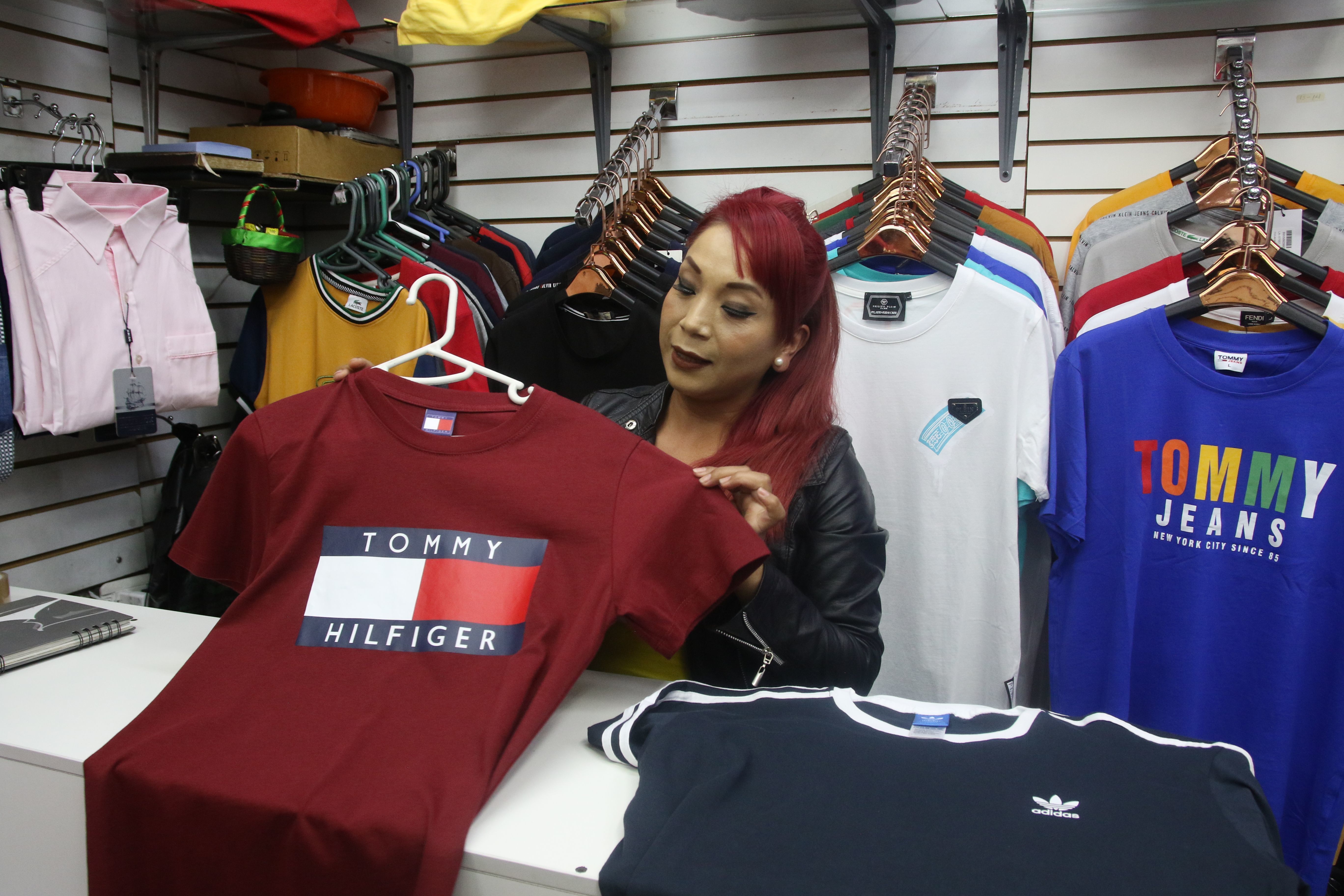 Las réplicas triple A imponen la moda en Quito | Noticias Quito