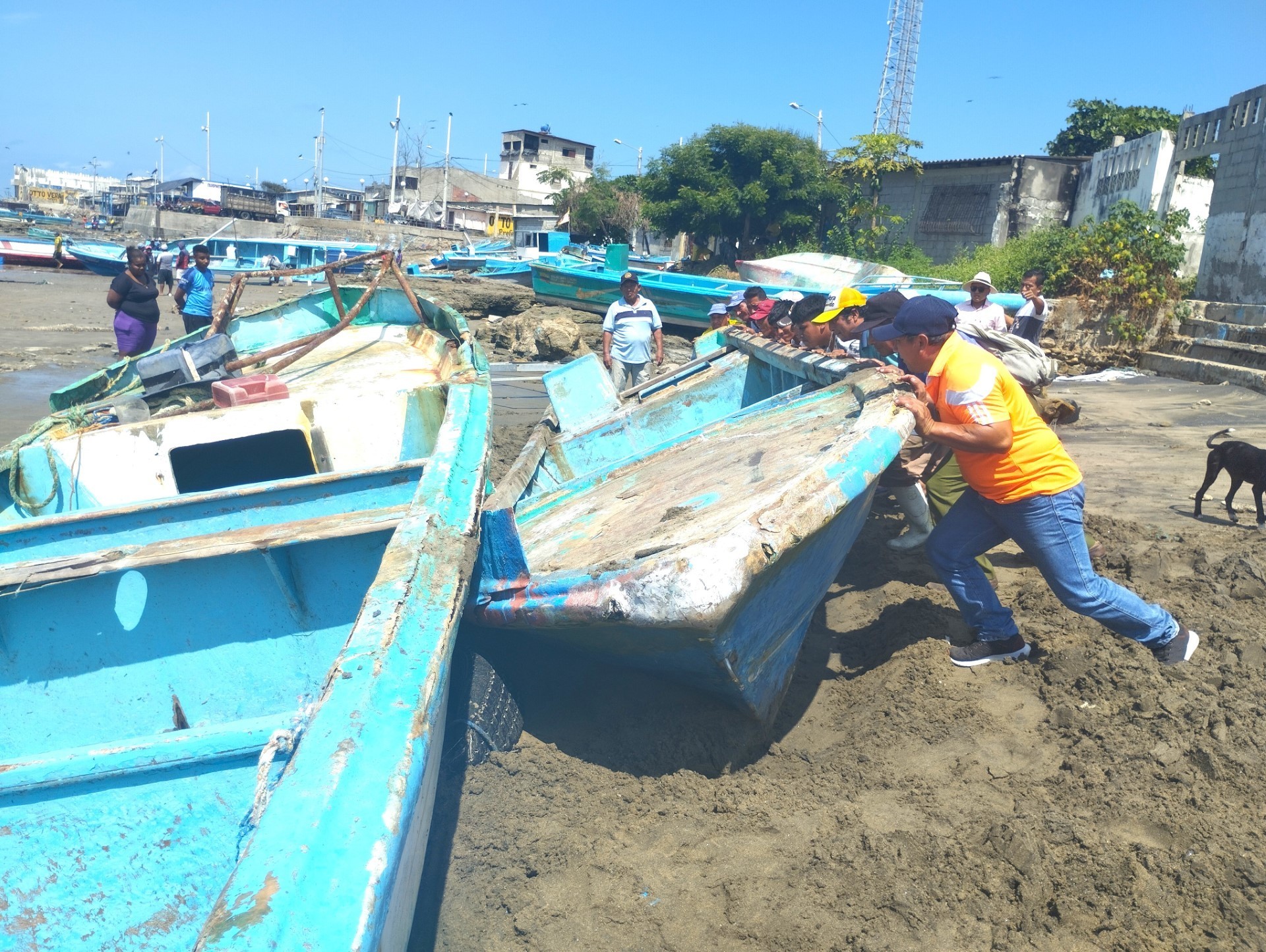 Chanduy: Fuerte oleaje averió más de 20 lanchas, pescadores están ...