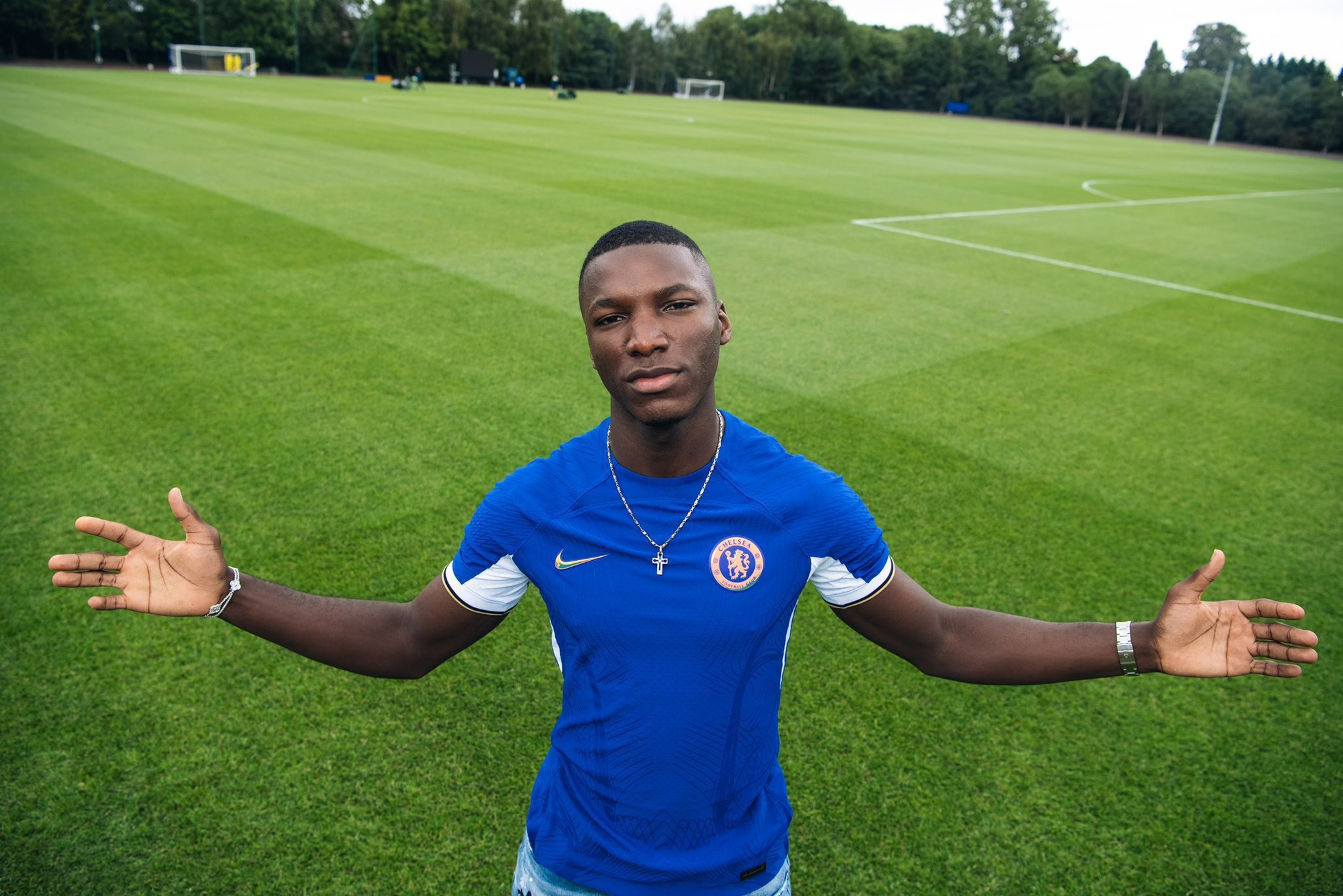 Moisés Caicedo: El jugador ecuatoriano ya posó con la camiseta del ...