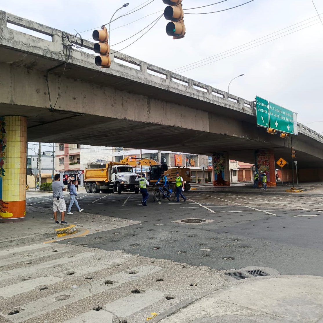 Guayaquil: Se cierra paso vehicular en av. Rodolfo Baquerizo Nazur por ...